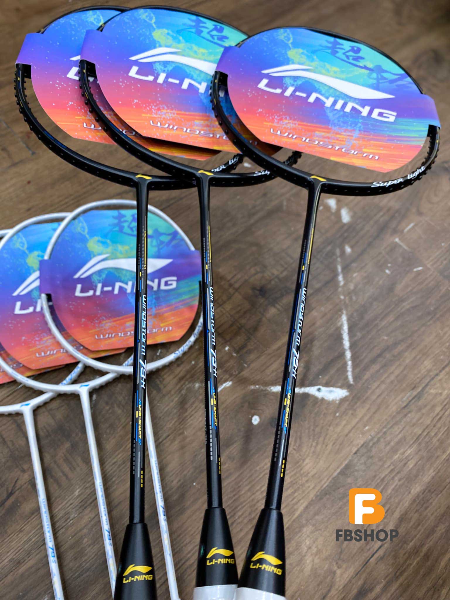 Vợt Lining Windstorm siêu nhẹ trợ lực tốt nhất